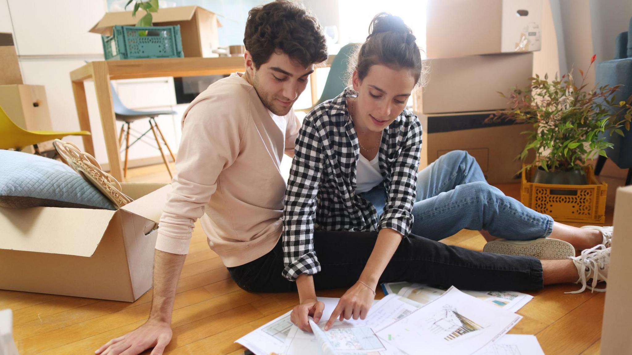 Low-deposit mortgage deals hit as rates continue to soar - BBC News