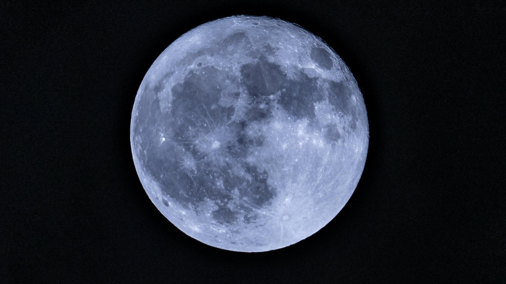 Rare 'blue moon' to enchant Halloween stargazers - BBC News