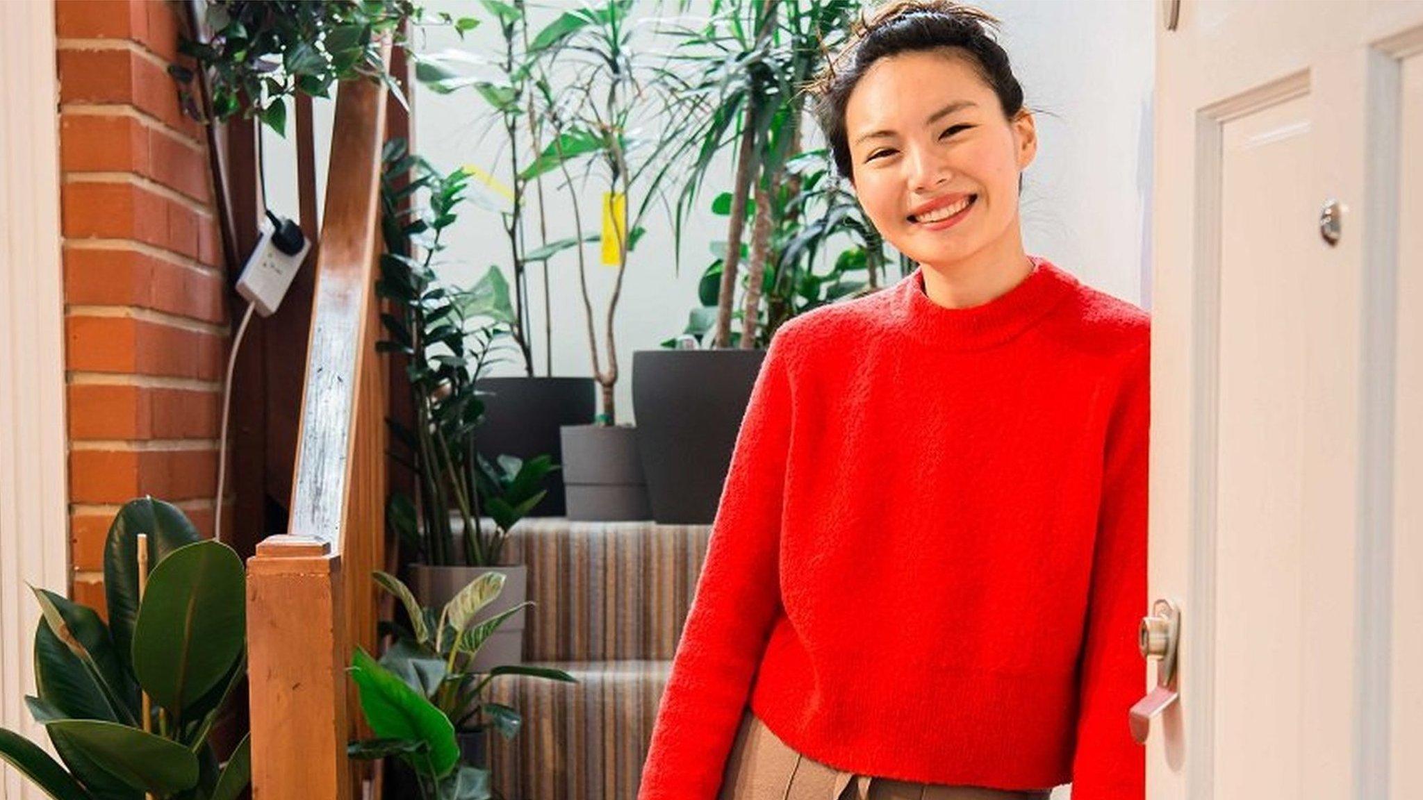 'It's joy in a pot': Why houseplants could make you happier - BBC News
