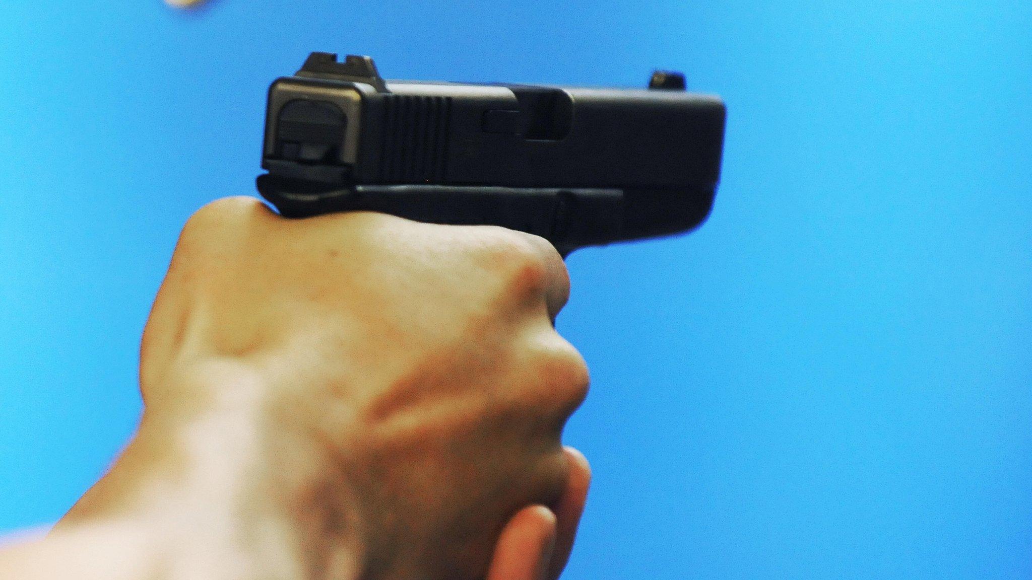 Bakersfield police shoot pensioner carrying crucifix - BBC News