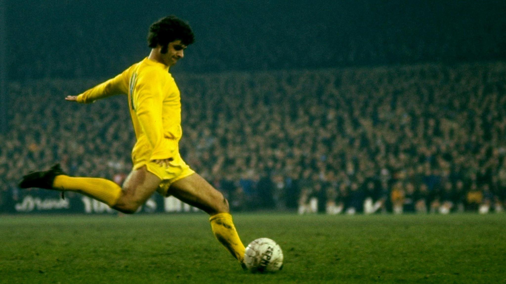 Mick Bates: Former Leeds United midfielder dies - BBC Sport