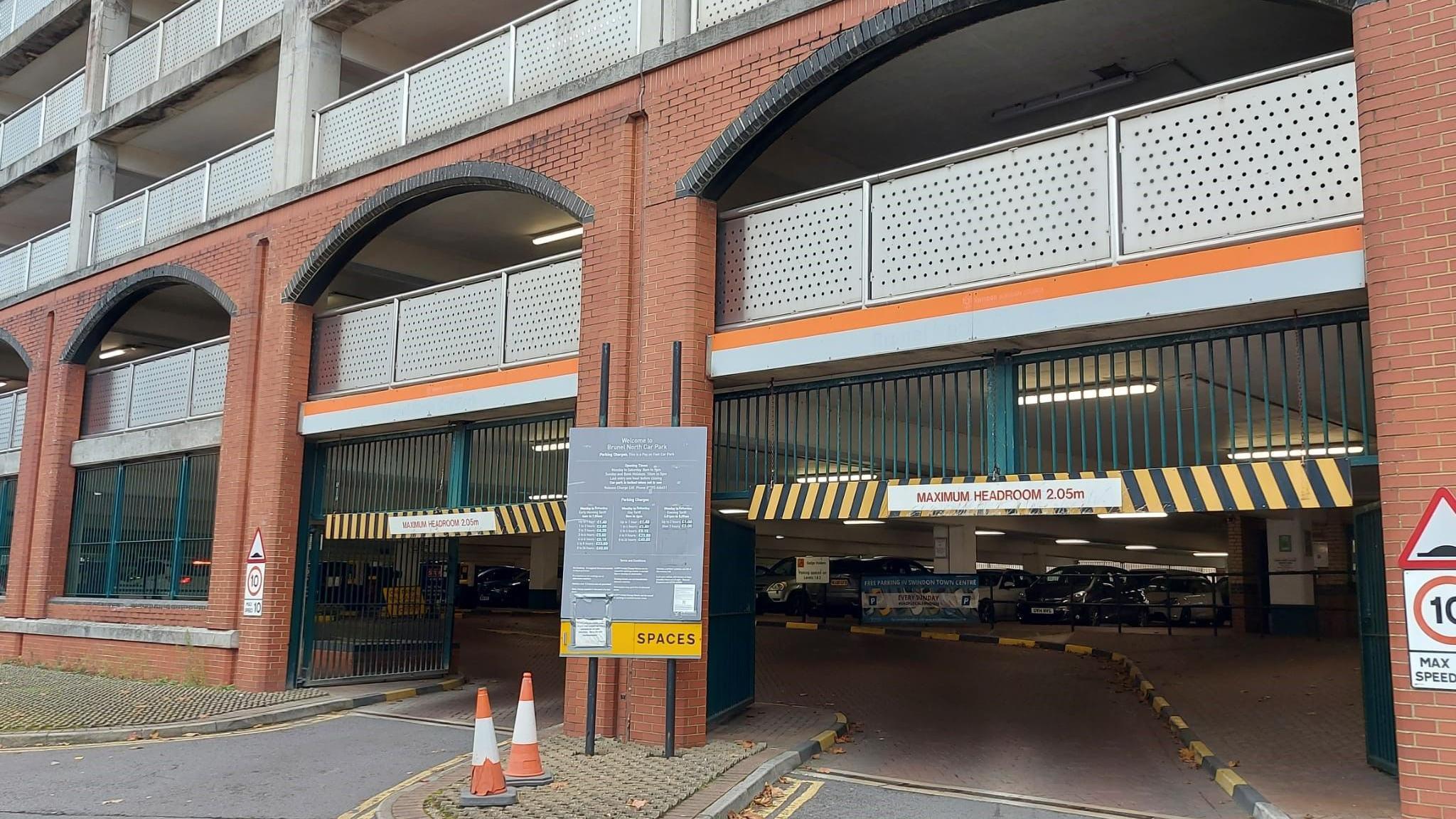 Swindon parking plan to make long-term stays cheaper - BBC News