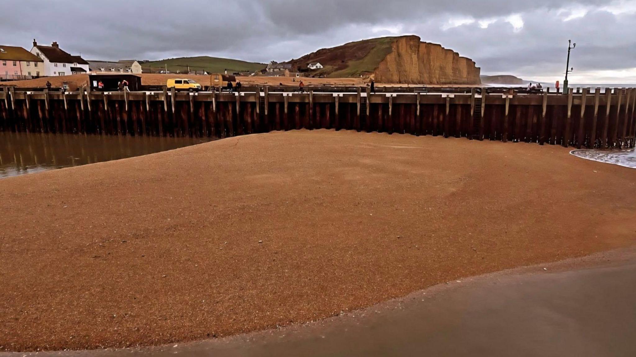 Dorset beaches stripped by 'unusual' south-easterly storm - BBC News