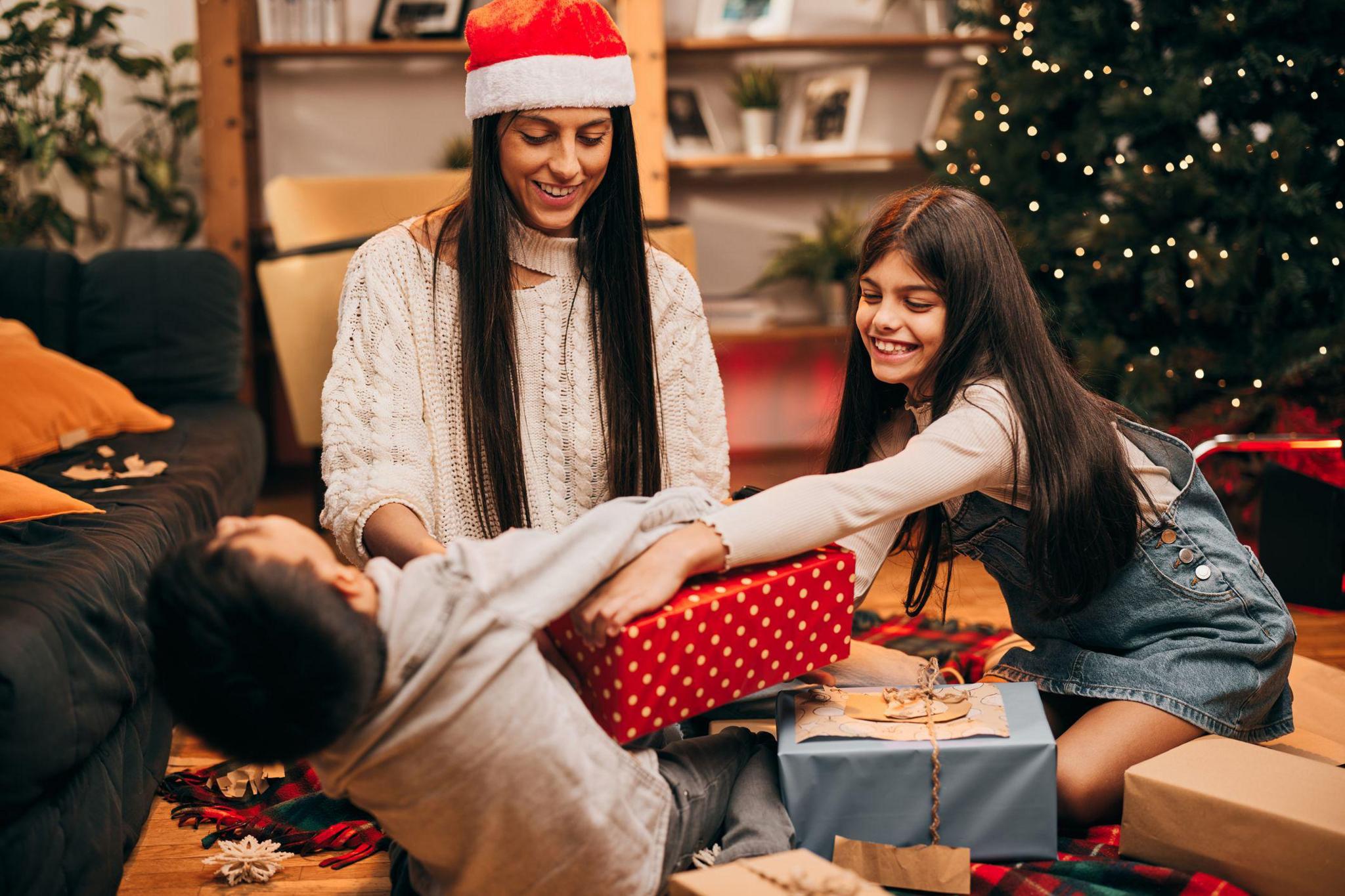 'Tis the season? How to avoid family arguments over Christmas - BBC News
