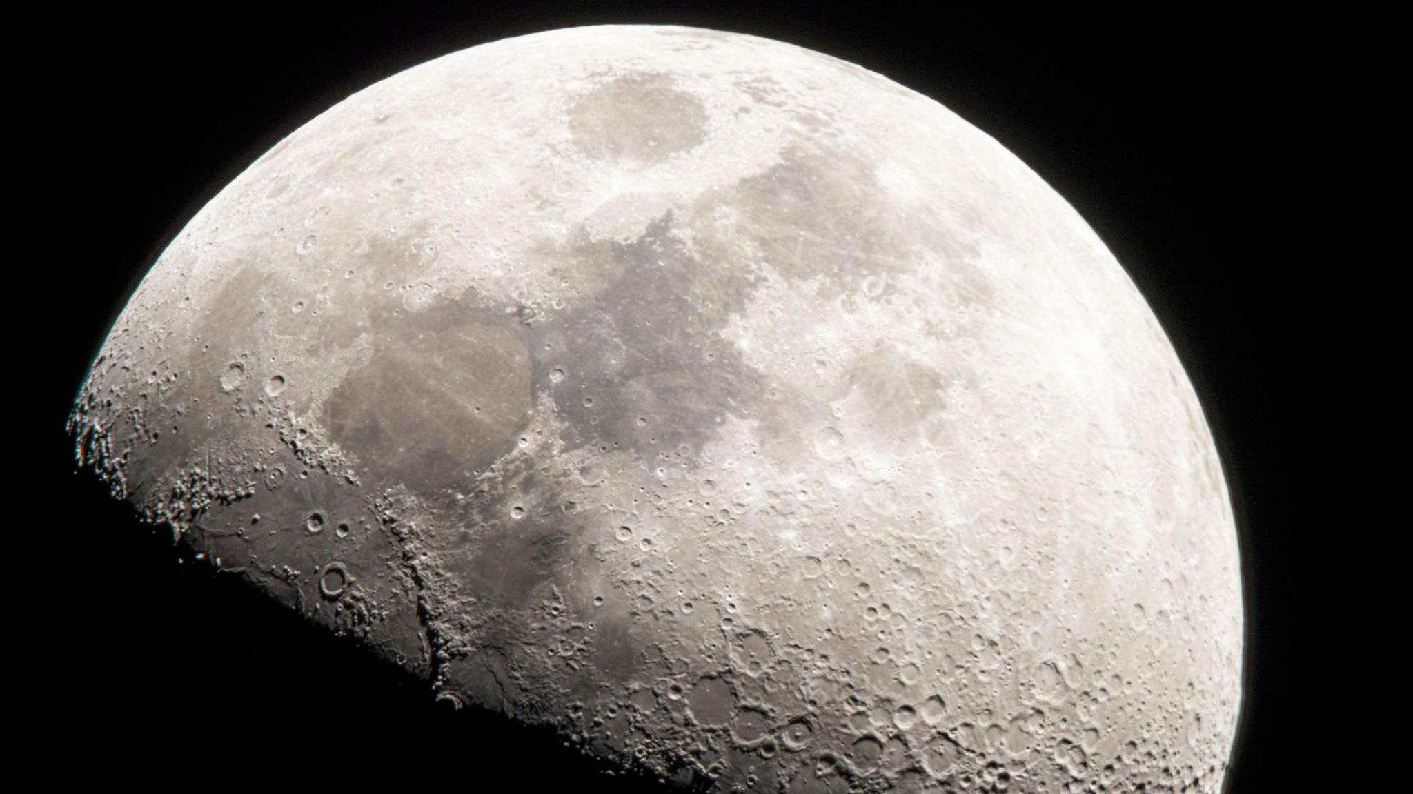 Nasa unveils next steps to build permanent Moon base - BBC News