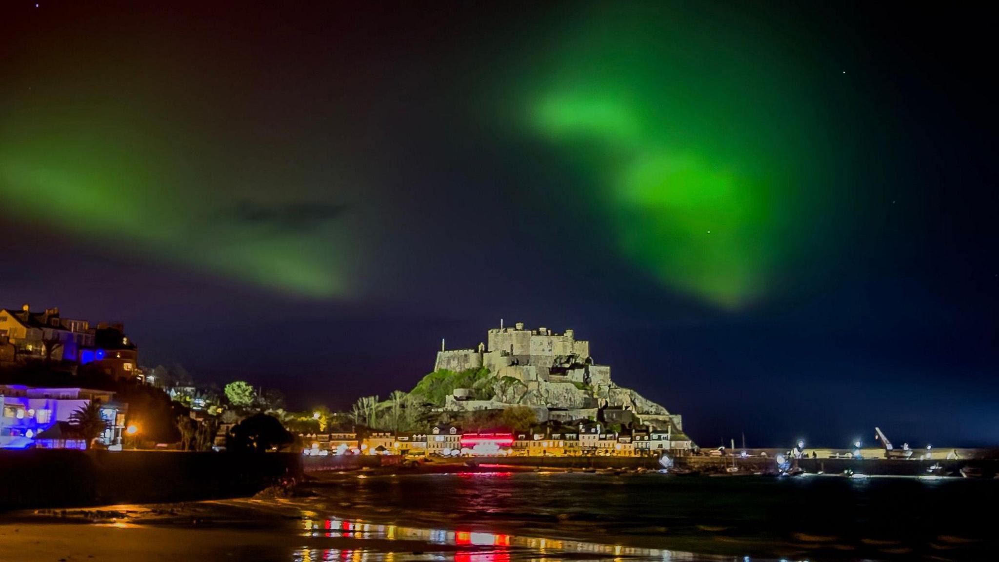 Northern Lights captured over Jersey and Guernsey - BBC News