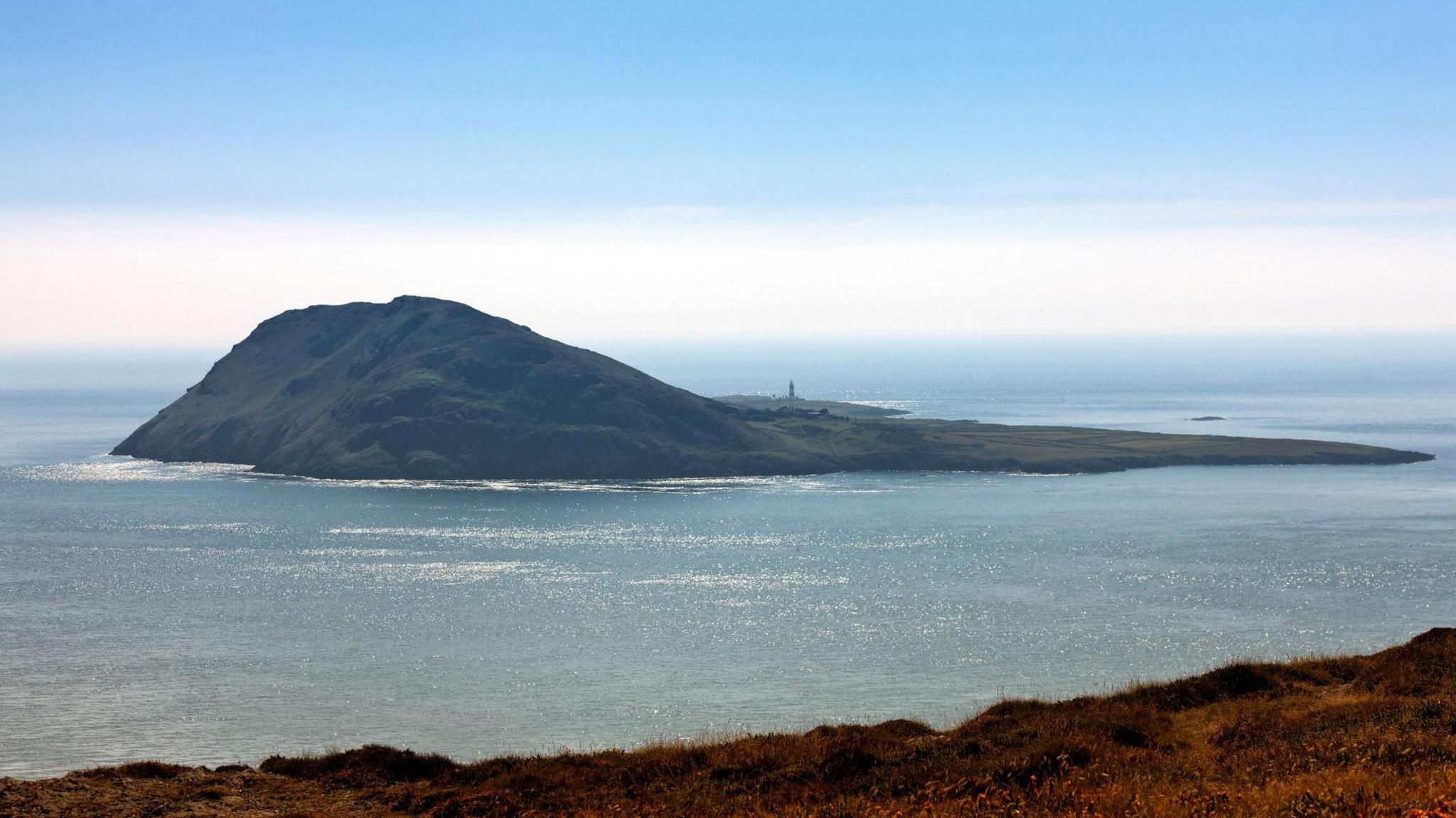 Cwest Ynys Enlli: Dyn wedi marw ar ôl cael ei wasgu gan gerbyd - BBC ...
