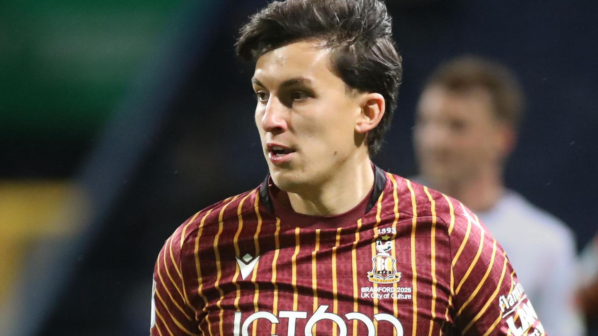Tom McIntyre: Defender joins Aberdeen on short-term deal - BBC Sport