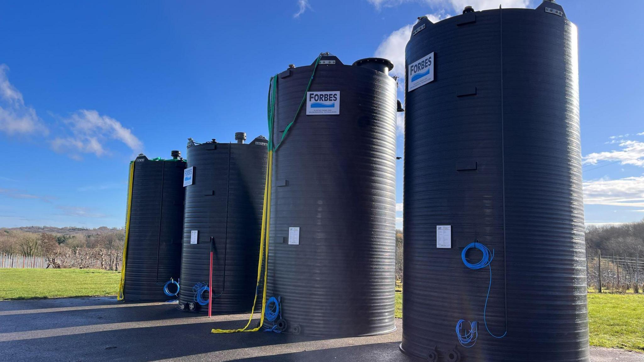 Southern Water deliver treatment tanks to Pembury by helicopter - BBC News