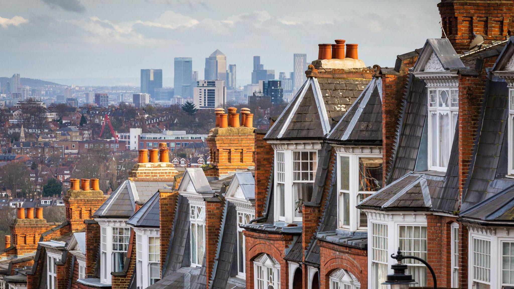 Empty homes: Families 'living in limbo' on Lambeth estate - BBC News