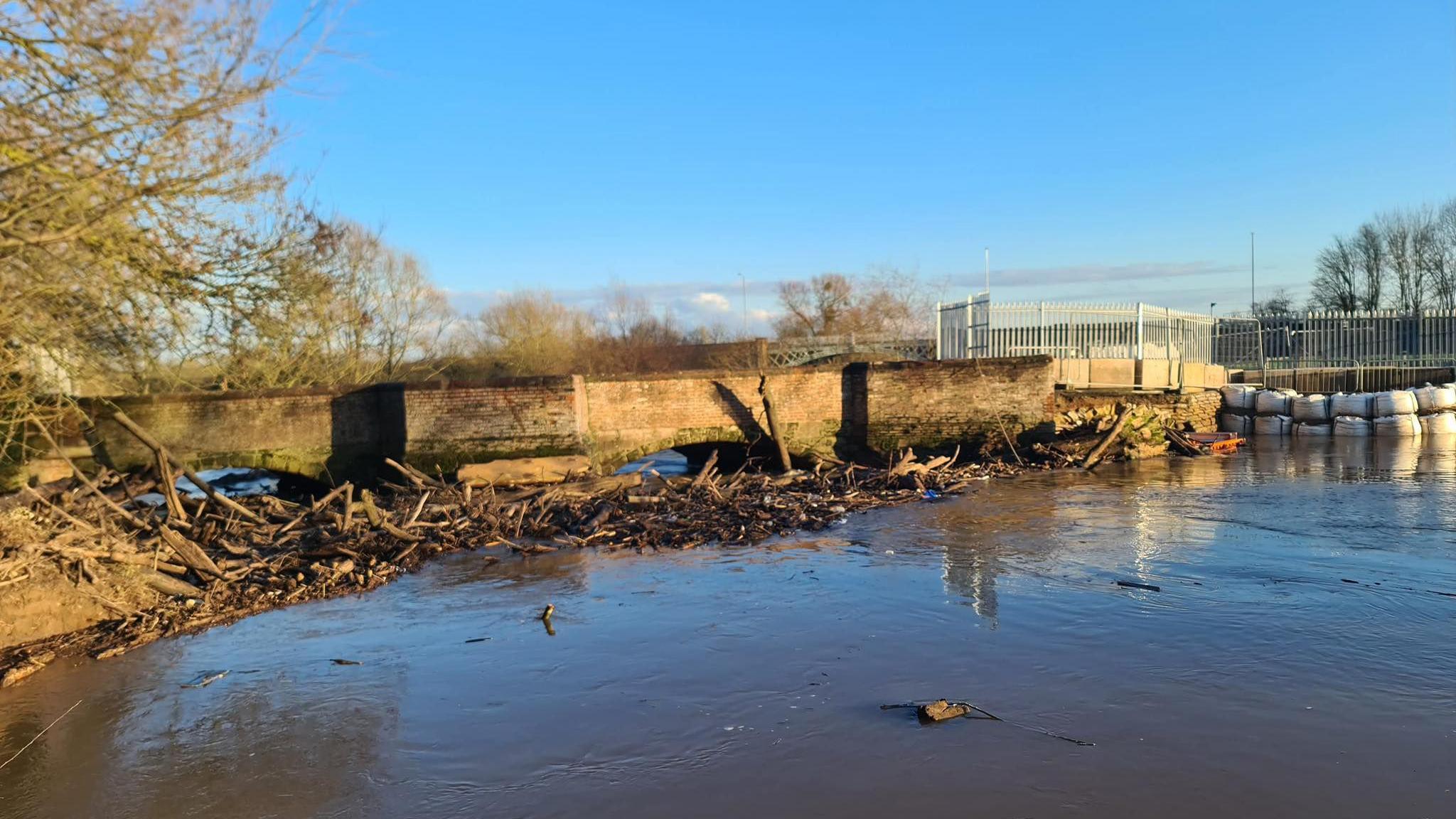 Clear-up at 15th Century Powick Old Bridge in Worcester starts - BBC News