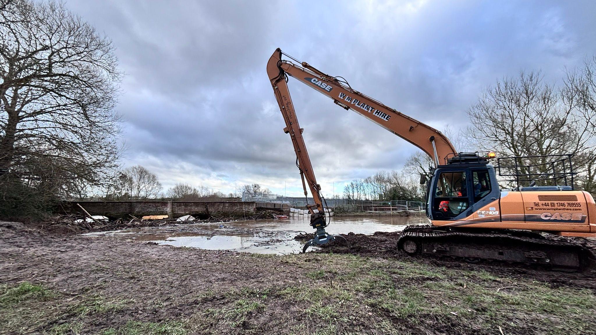 Clear-up at 15th Century Powick Old Bridge in Worcester starts - BBC News