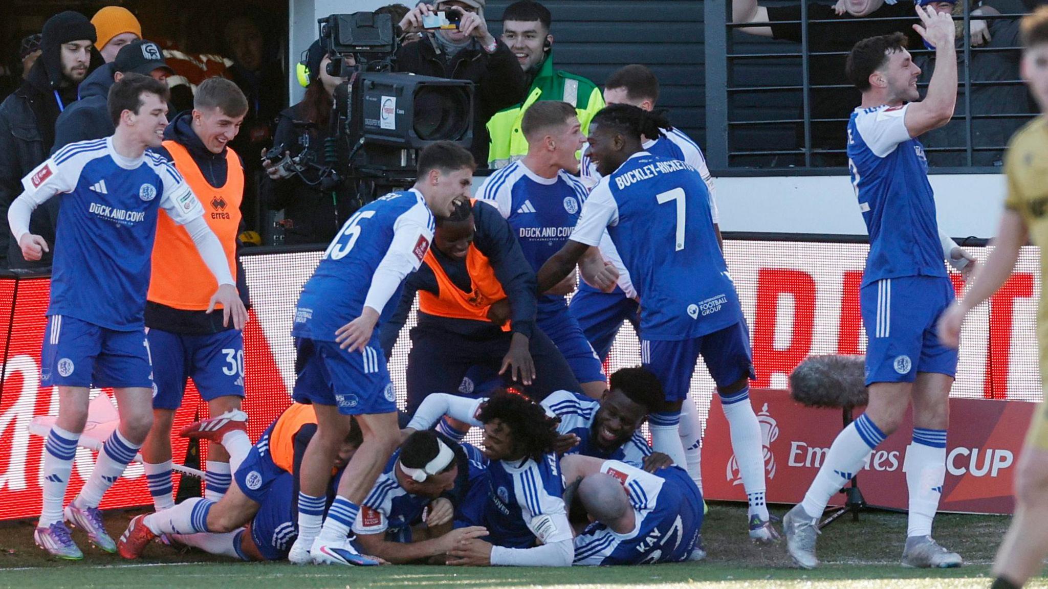 Macclesfield 2-1 Crystal Palace: Non-league side stun holders - BBC Sport