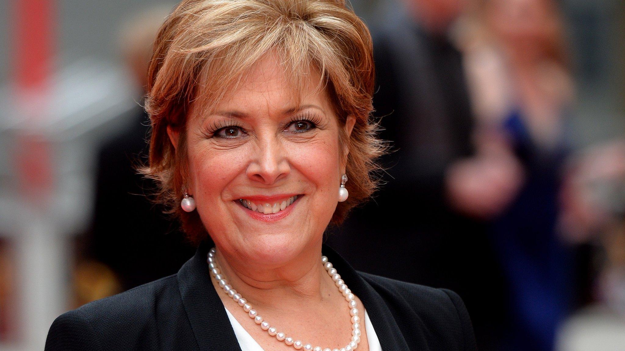 Lynda Bellingham honoured with Aylesbury road named after her - BBC News