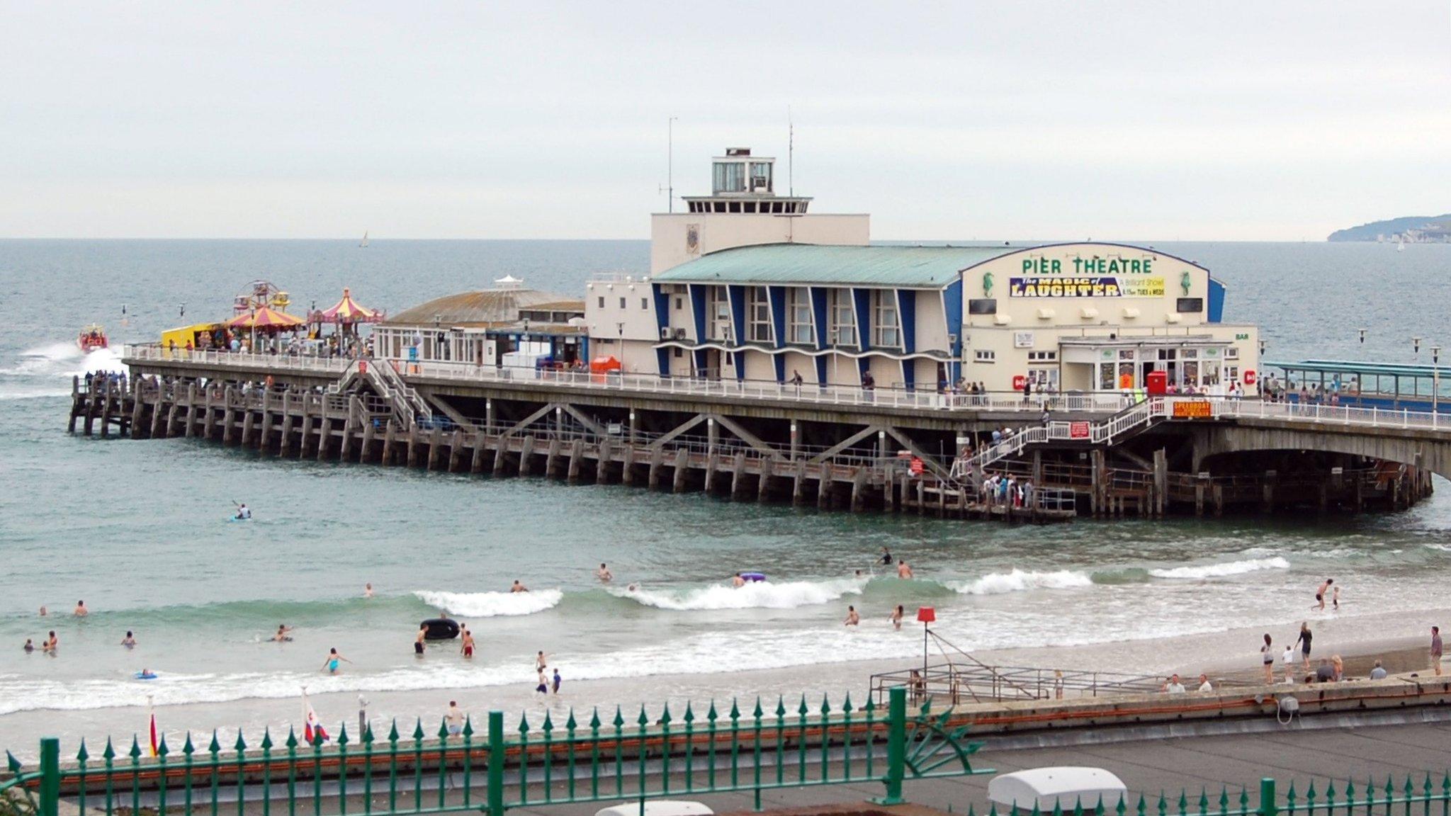 Bournemouth Pier to Pier Swim attracts 1,900 entrants - BBC News