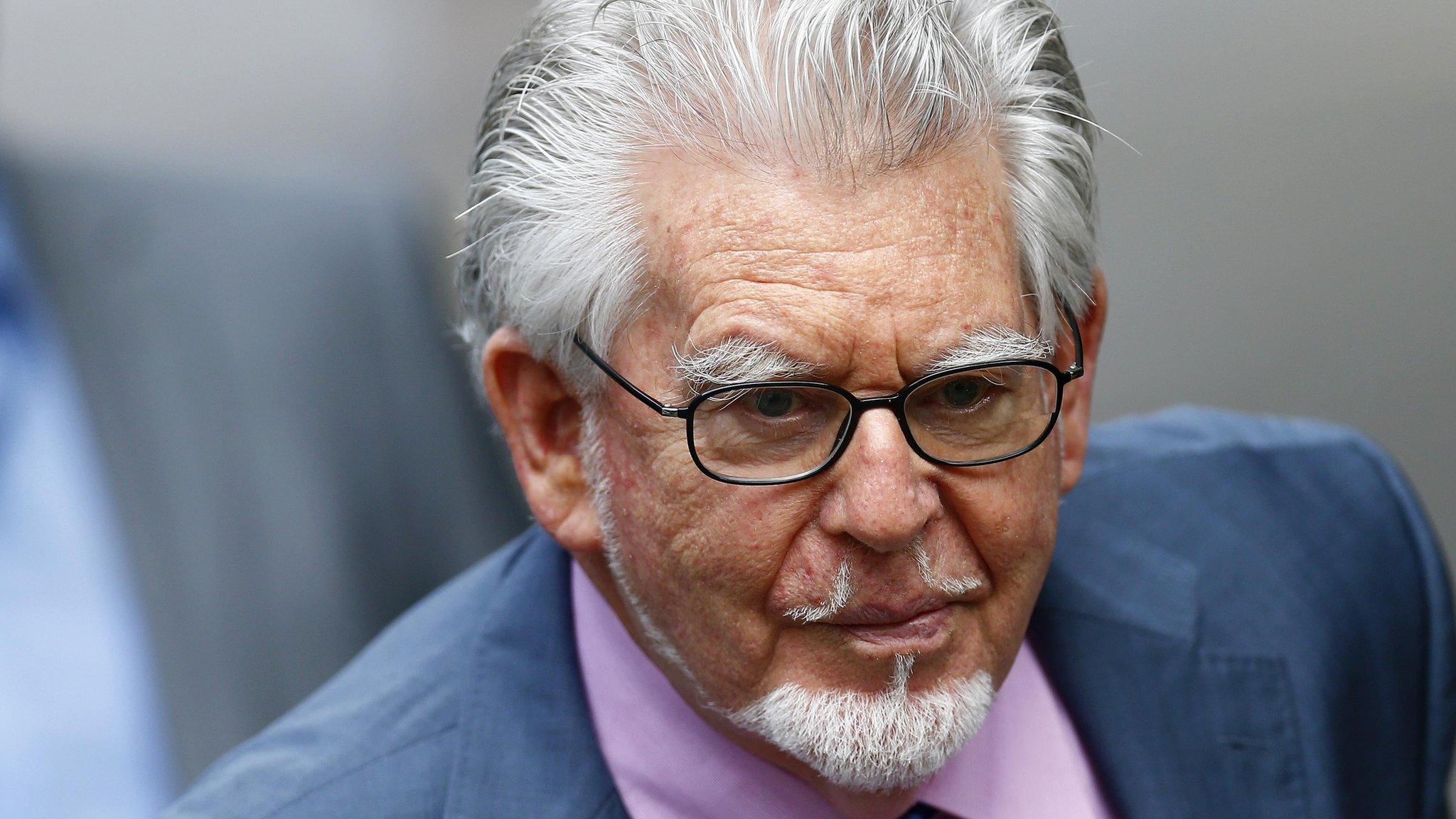 Rolf Harris trial: 'No evidence' entertainer at events - BBC News