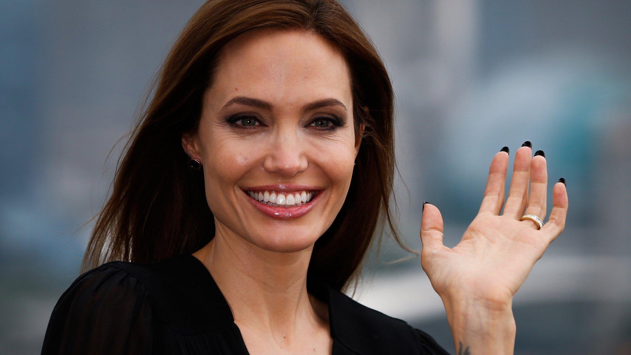 Angelina Jolie: UK woman makes Malta wedding plea - BBC News