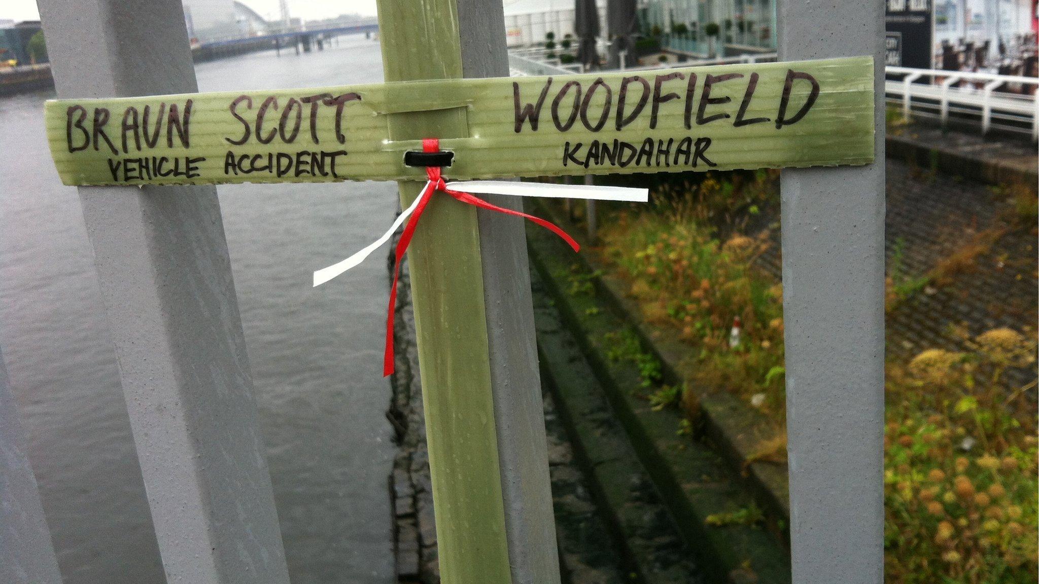 Squinty Bridge tribute artist in 'garbage' fight back - BBC News