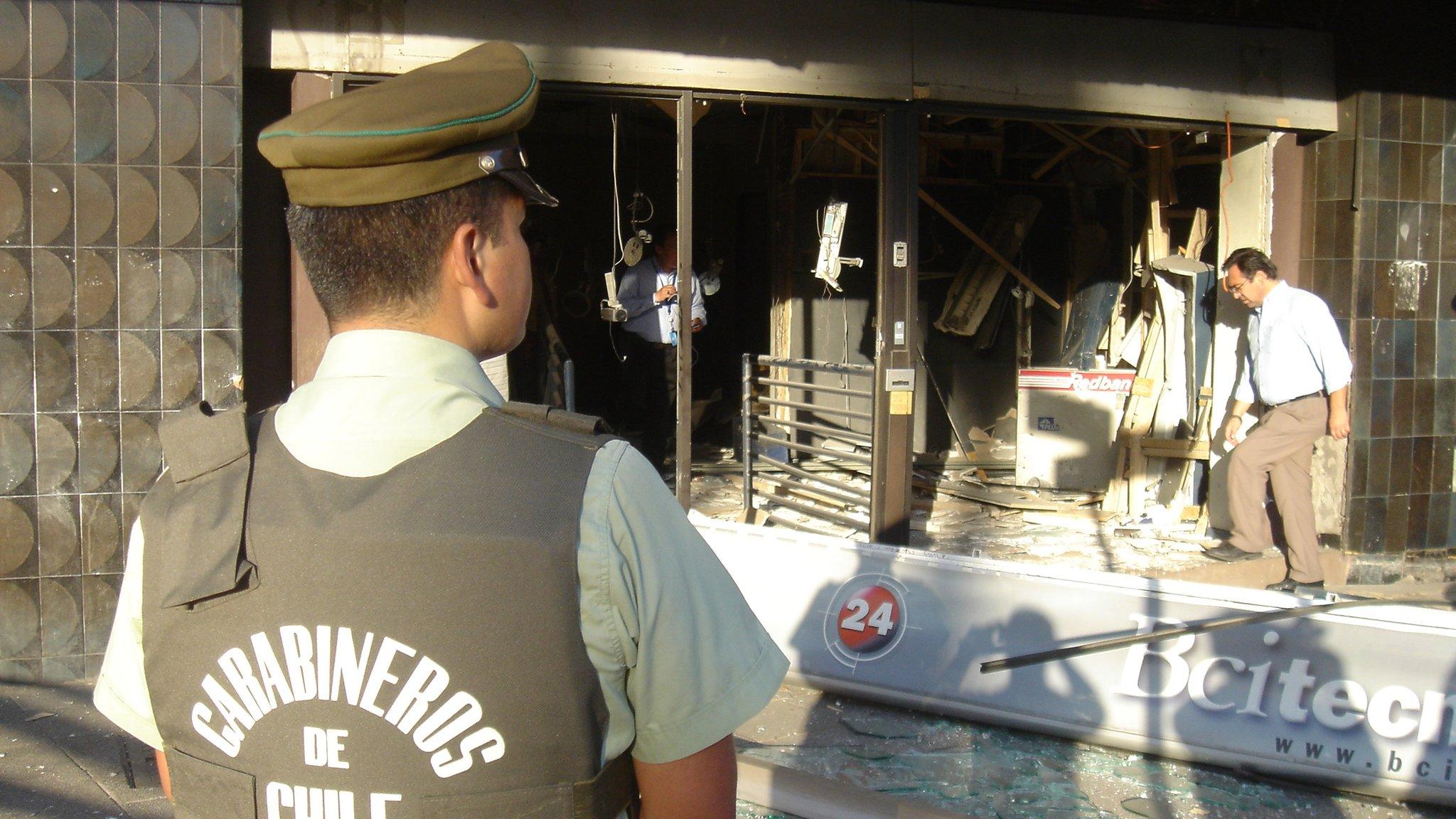 Bomb explosion injures eight in Santiago - BBC News