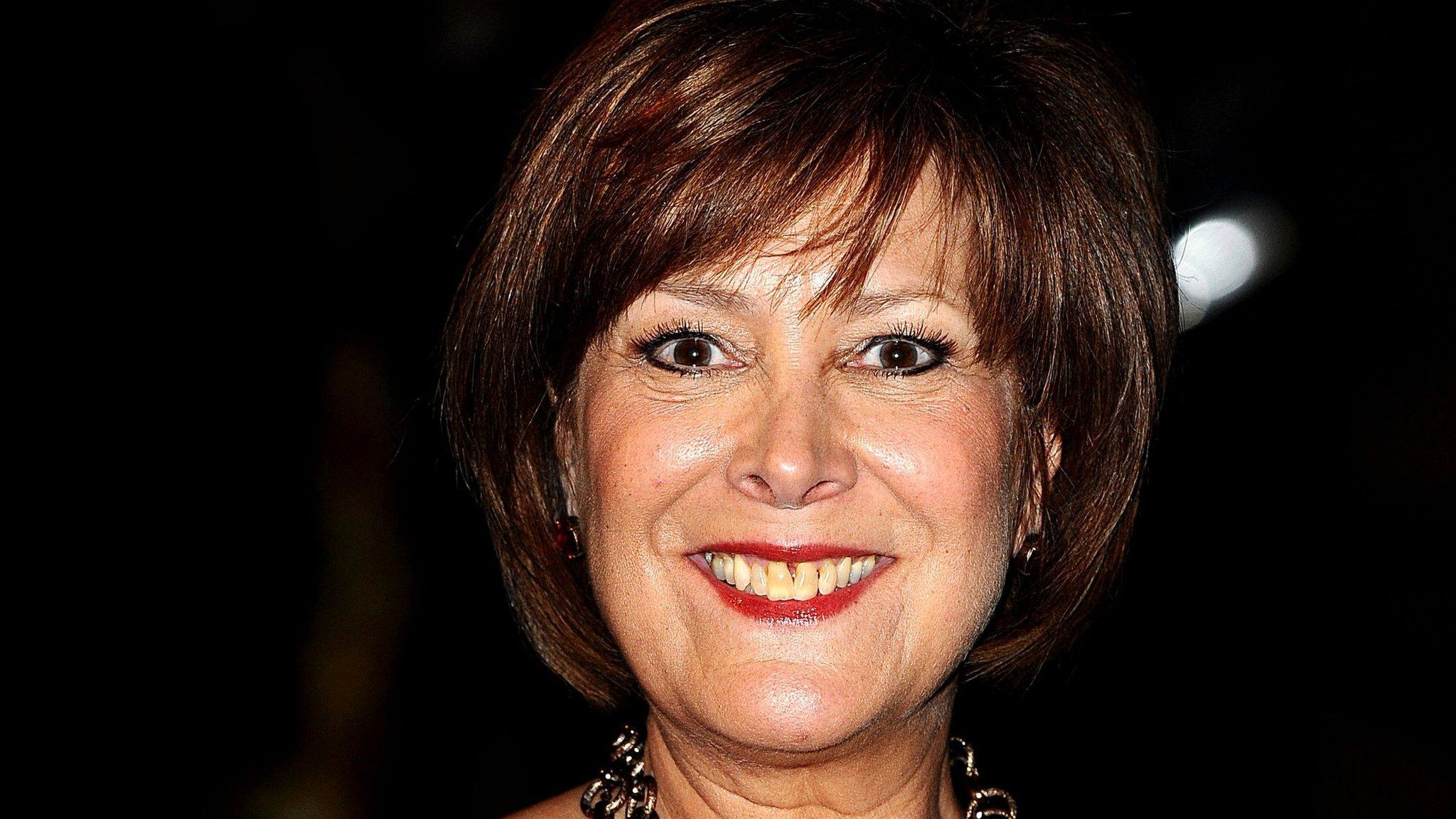 Lynda Bellingham honoured with Aylesbury road named after her - BBC News