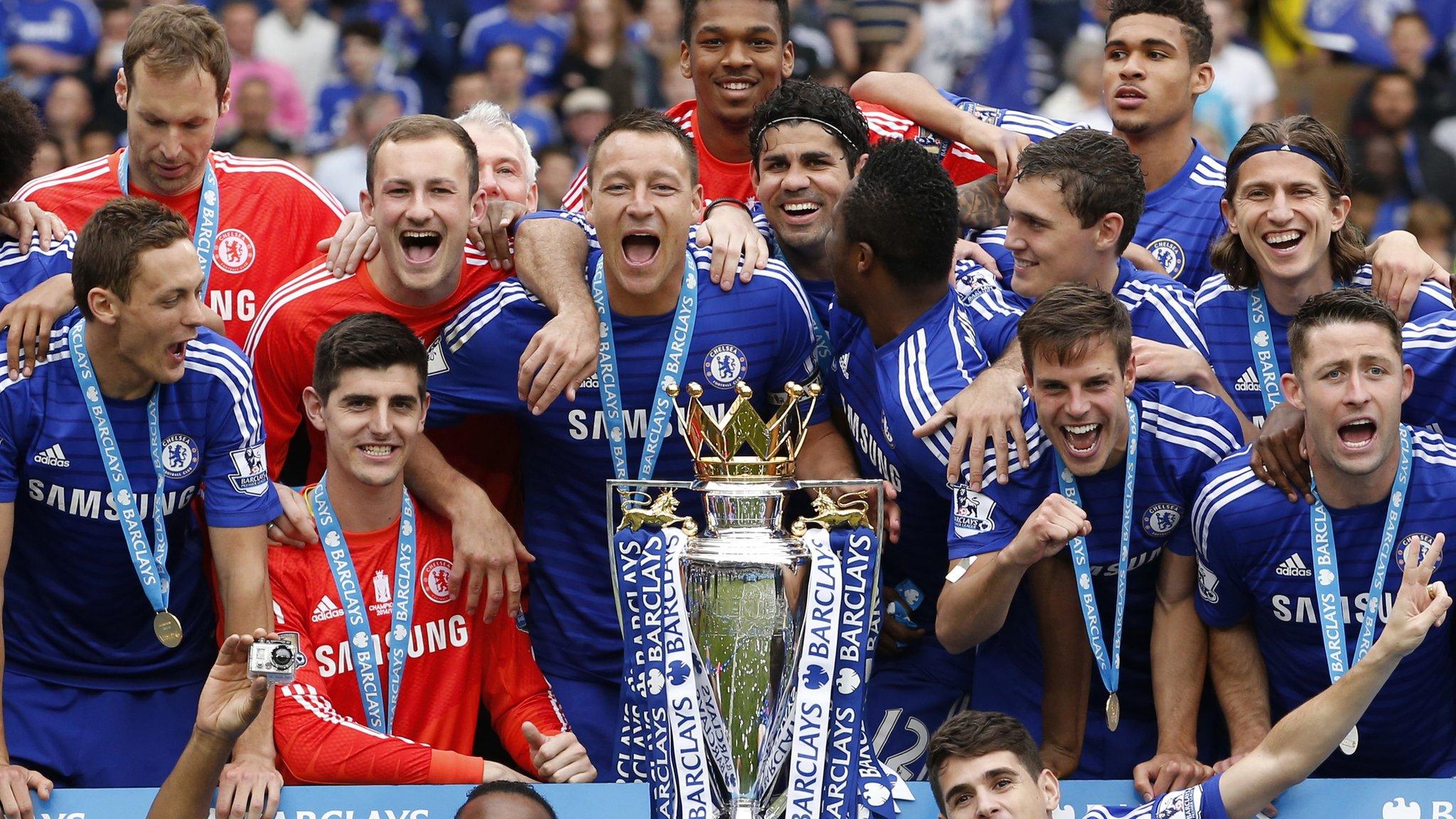 Thousands of Chelsea FC fans support victory parade - BBC News