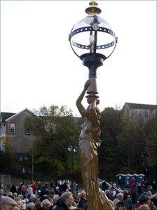Restored Tonypandy statue daubed with graffiti - BBC News