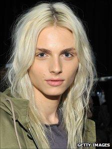Andrej Pejic: The man modelling womenswear - BBC News
