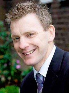 Waterhead Academy head teacher David Yates resigns - BBC News