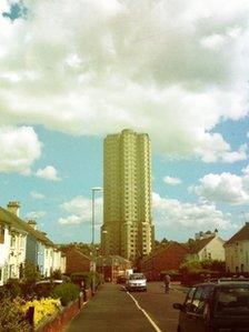 Demolition begins on Tyneside's 'Dunston Rocket' flats - BBC News