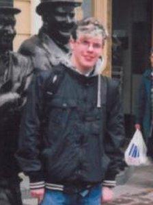 Family tribute to Barnsley party burns victim Steven Simpson - BBC News