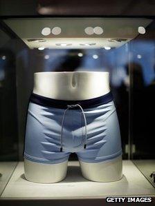 Daniel Craig's James Bond trunks fetch £44,450 at auction - BBC News