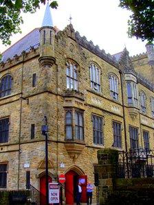 Apprentice Boys get £90,000 for Londonderry Memorial Hall - BBC News