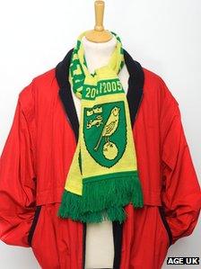 Stephen Fry NCFC scarf: Man denies theft from shop - BBC News