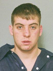 Leighton Williams: Police hunt prisoner who absconded - BBC News