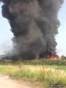 Sittingbourne recycling plant fire prompts smoke alert - BBC News