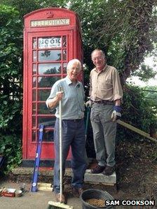 Ufford phone box becomes 'smallest library' - BBC News
