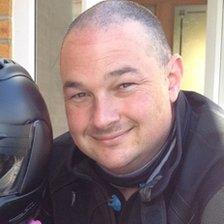 PC Steve Rawson's widow 'overwhelmed' by public support - BBC News