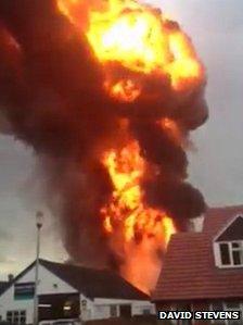 Fire breaks out at garage in Pangbourne - BBC News