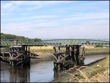 Southease historic bridge lifted away for restoration - BBC News