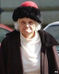 Abergavenny Asbo neighbour Dorothy Evans dies, aged 84 - BBC News