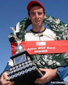 Tributes paid to dead Isle of Man TT rider Derek Brien - BBC News