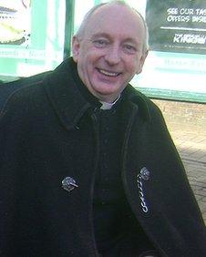 Chorley vicar Tim Wilby invites passersby to ask him 'anything' - BBC News