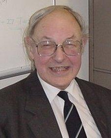 Academic and writer Archie E Roy dies aged 88 - BBC News