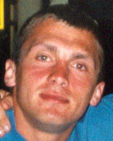 Gun killing: Reward of £10k in Peter Singleton 2003 case - BBC News