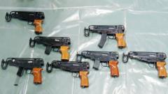Gang 'smuggled 31 guns into UK on boat' - BBC News
