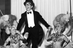 Ronnie Corbett: Life in pictures - BBC News