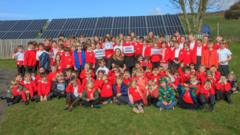 Plastic-free Devon school praised by education secretary - BBC News