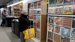 UK vinyl sales at the highest level since 1990 - BBC News