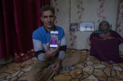 Kashmir: A father digging up the ground to find his missing son - BBC News