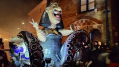 Lewes Bonfire Night: Rishi Sunak unveiled as effigy - BBC News